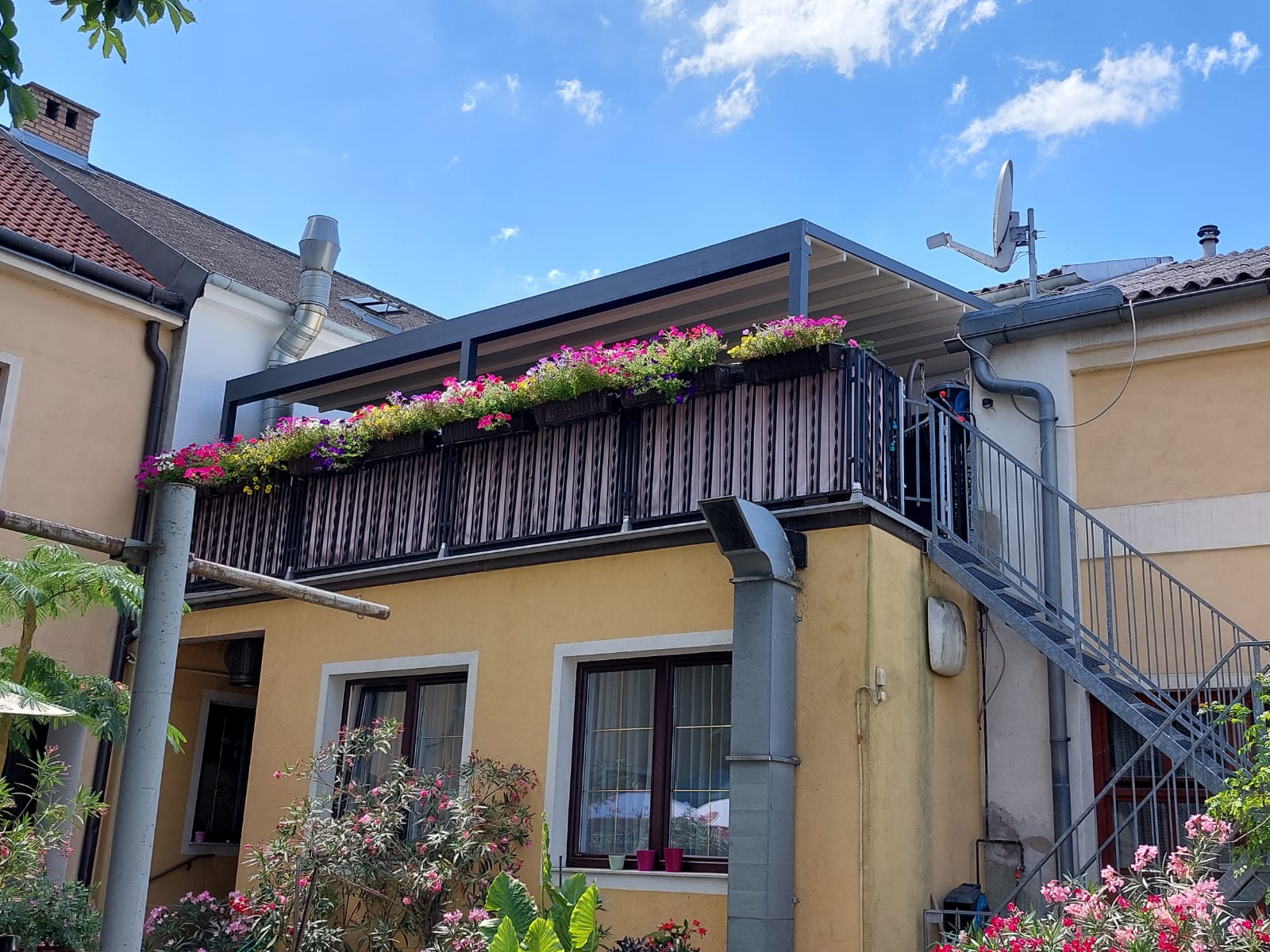 SunPra Faltdach | ästhetische Terrassenbeschattung